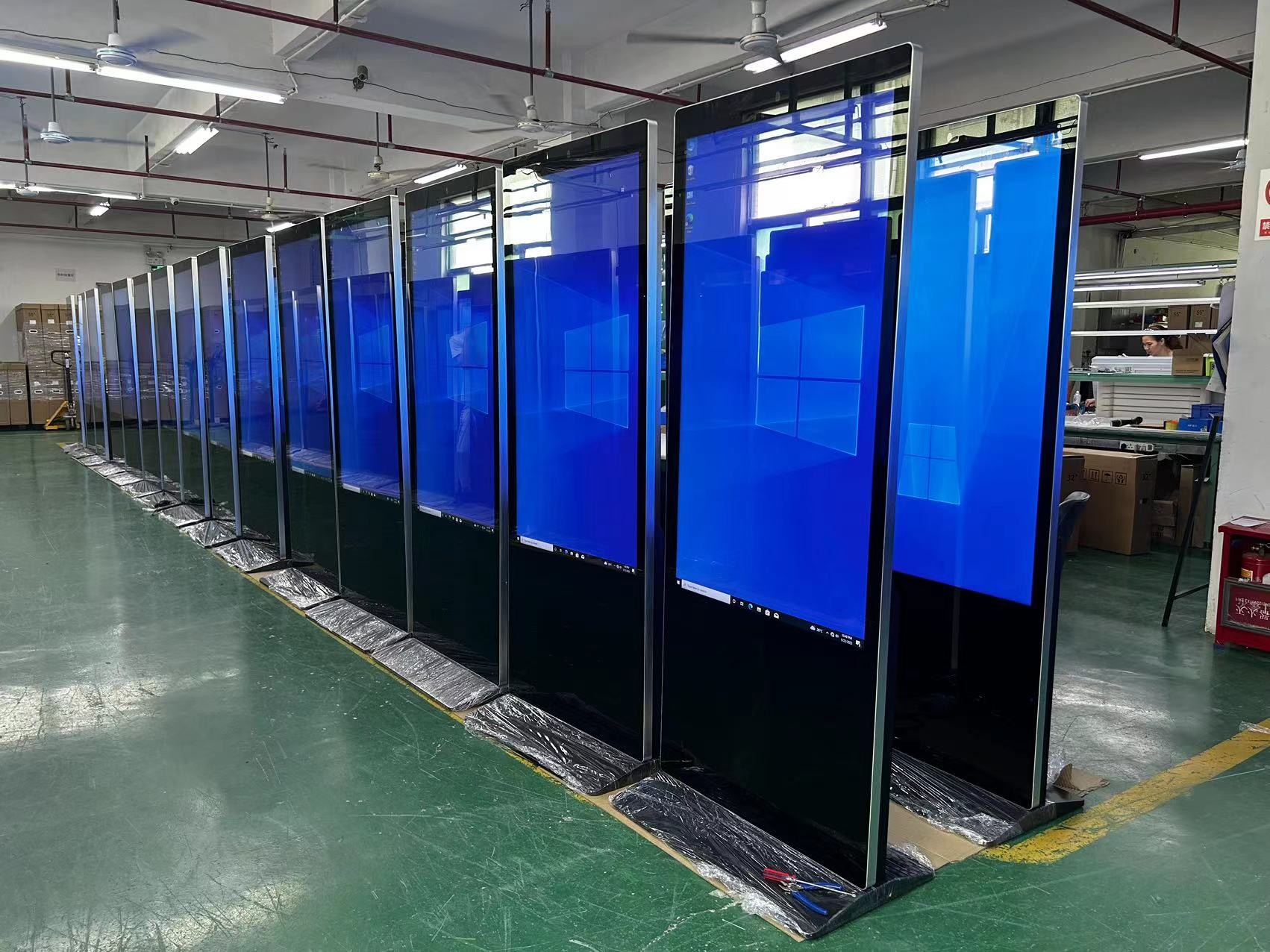 50pc 43inch Camera and Microphone Touch Screen Kiosk for Italy Market